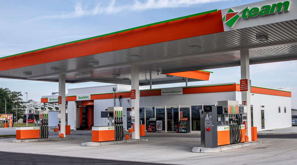 On the road: testo Saveris Food Stores in use in team service stations.