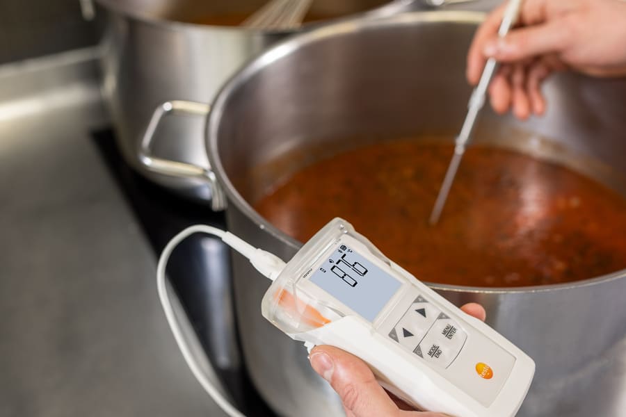 Universal temperature measuring instrument with app connection testo ...