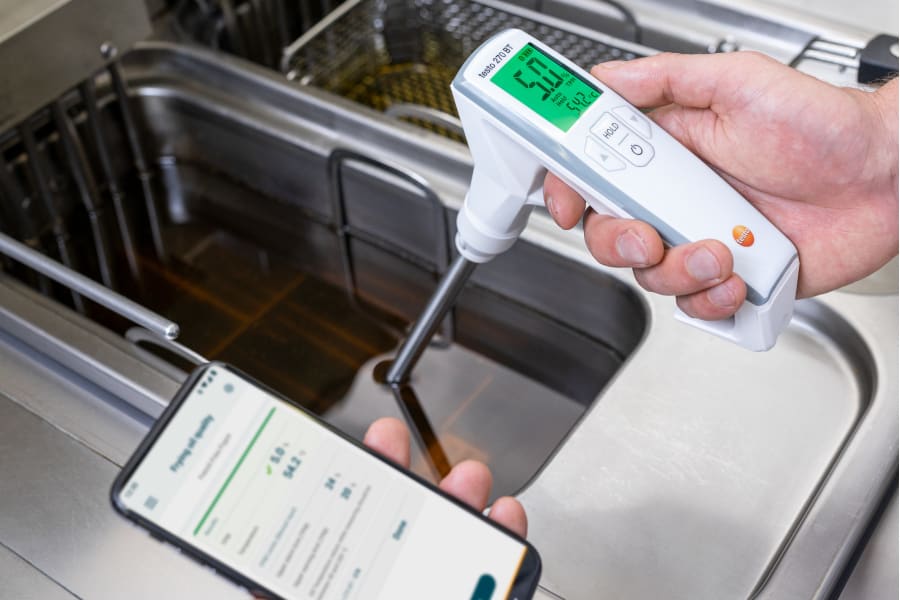 Determine the frying oil quality with the testo 270 BT frying oil tester