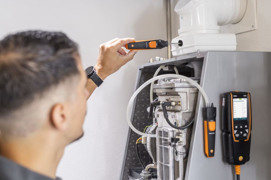 Measuring surface temperature in heating systems
